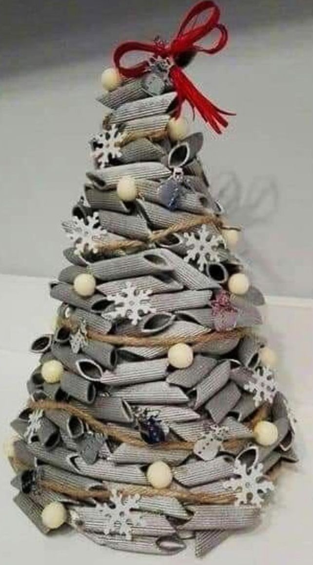 Arbolitos de Navidad reciclados: 25 ideas para armarlos con lo que hay en casa