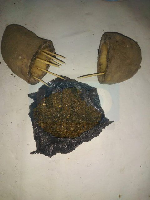 Le llevaba la droga bien escondida a un preso por femicidio