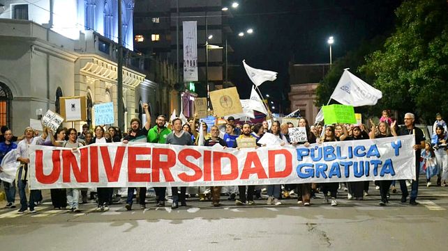 Concepción del Uruguay: multitudinaria marcha en defensa de universidades públicas