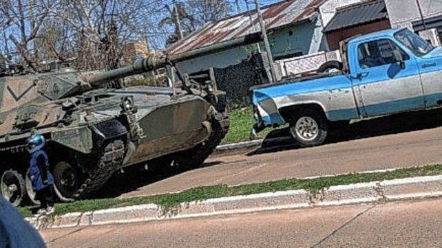 En Concordia un tanque de guerra chocó a una camioneta